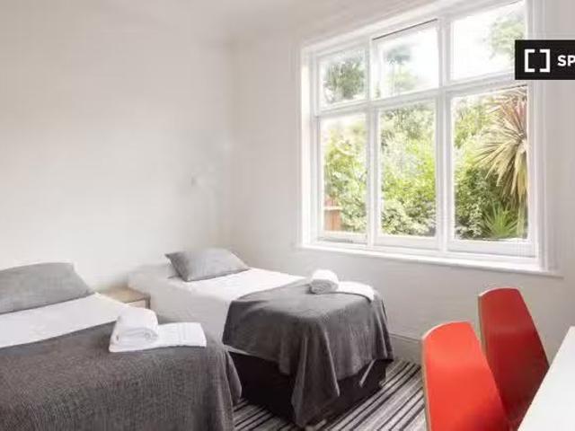 Deal! 1 BR Room for rent in Residence in Earl's Court, London