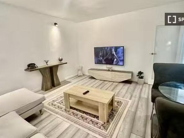 Cheap 1 BR 2 bedroom apartment for rent in Lancaster Gate, Lon.