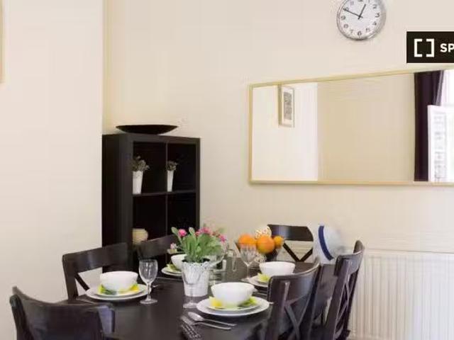 Cheap 1 BR 3 bedroom apartment for rent in Cantelowes, London