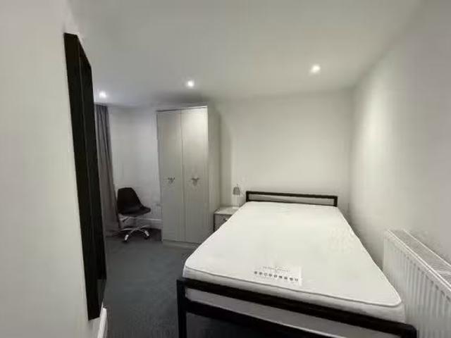 Nice 1 Room 20E Portland Street 2 Bedroom House