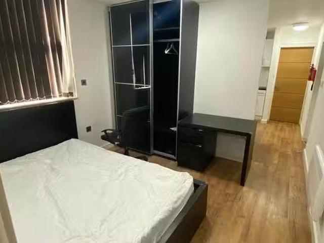 Cheap 1 Room 28 De Montfort Street Single bed studio with wash.