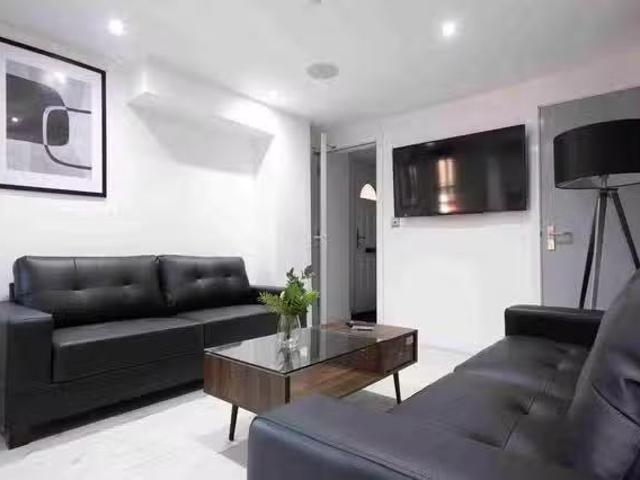 Rental! 1 Room 8 Dunlop Street, LN5 5 Beds 5 Baths