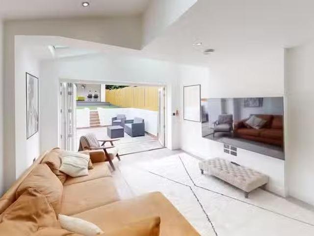New 1 Room Oak Tree Lane B29 8 Bed, 1 Bath