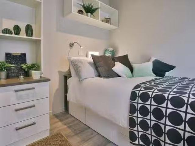 Deal! 1 Room The Chapel Premium 3 Bed Apartment