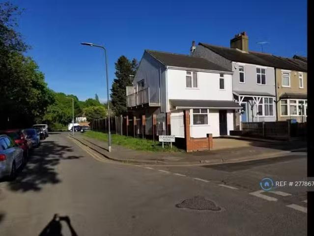 Nice 2 BA 1 bedroom detached house for rent in Clavering Road.