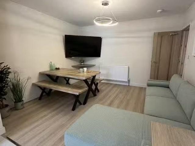 Cheap 2 BA 1 bedroom end of terrace house for rent in Oberon A.