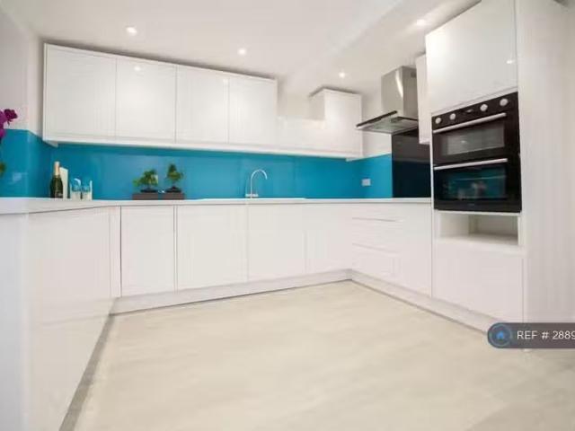 Cheap 2 BA 1 bedroom house share for rent in St. Johns Crescen.