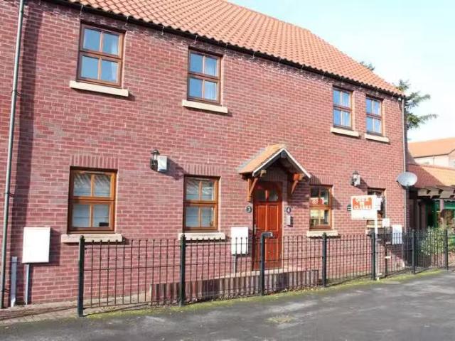 Charming 2 BA 2 bedroom apartment for rent in Cotta Court, HU16