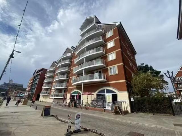 Charming 2 BA 2 bedroom apartment for rent in Neptune Square.