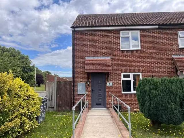 Nice 2 BA 2 bedroom end of terrace house for rent in Davidson.