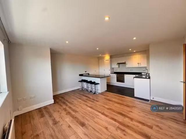 Unique 2 BA 2 bedroom flat for rent in Capitol Square, Epsom.