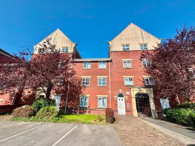 Cheap 2 BA 2 bedroom flat for rent in Derby Court, Bury, BL9