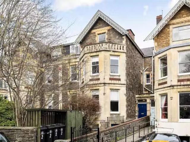 Cheap 2 BA 2 bedroom flat for rent in Eaton Crescent, Clifton.