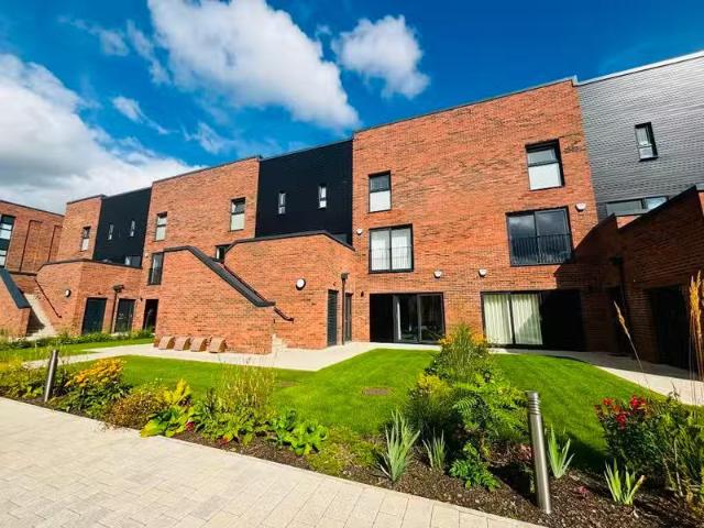 For Rent! 2 BA 2 bedroom flat for rent in Festival Court, Prin.
