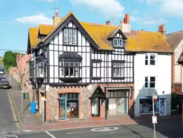 Nice 2 BA 2 bedroom flat for rent in High Street, Rottingdean.