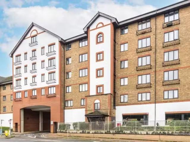 Nice 2 BA 2 bedroom flat for rent in Sopwith Way, Kingston Upo.