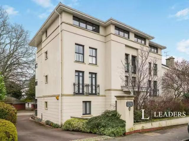 Charming 2 BA 2 bedroom flat for rent in Tivoli Place, 24 Tivo.