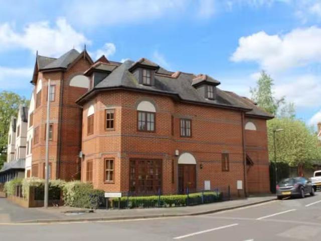 Just in! 2 BA 2 bedroom ground floor flat for rent in Kings Ro.