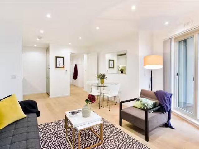 Rental! 2 BA 2 bedroom property to let in Balham Hill, London.