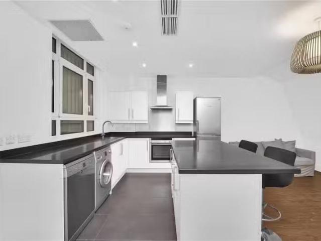 Cheap 2 BA 2 bedroom property for rent in Carthusian Court, EC1M