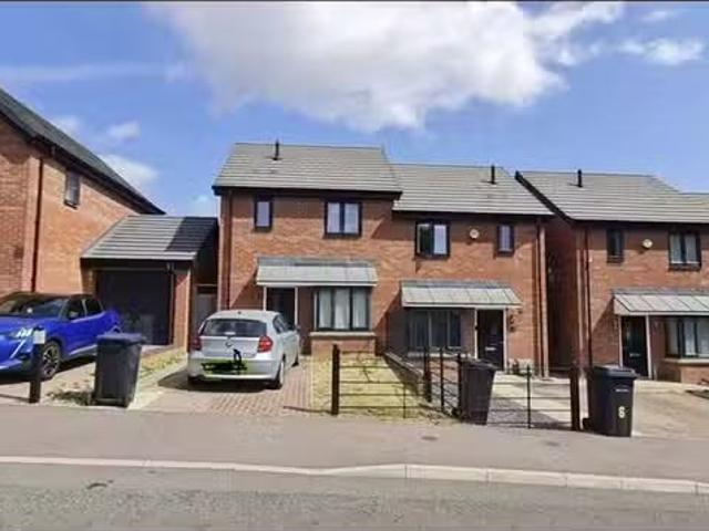 Nice 2 BA 2 bedroom semi detached house for rent in Green Lane.