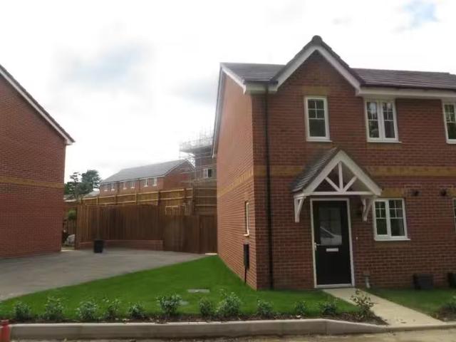 Charming 2 BA 2 bedroom semi detached house for rent in Ken Tr.