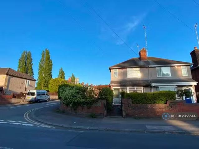 Cheap 2 BA 2 bedroom semi detached house for rent in The Avenu.