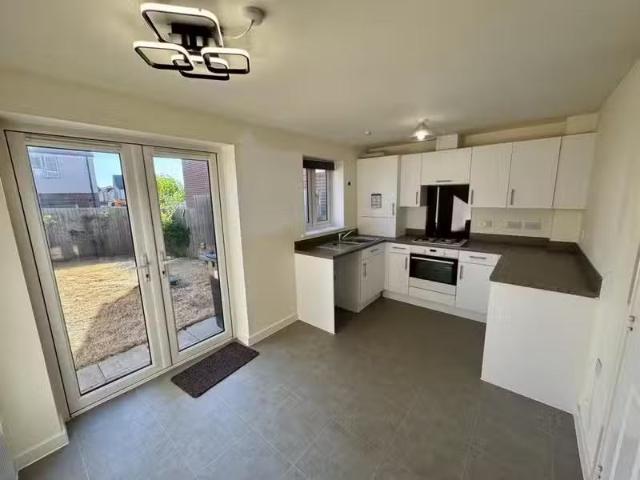 Deal! 2 BA 2 bedroom semi detached house for rent in Woodpecke.