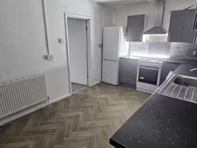 Cozy 2 BA 3 bedroom terraced house for rent in Hazelville Road.
