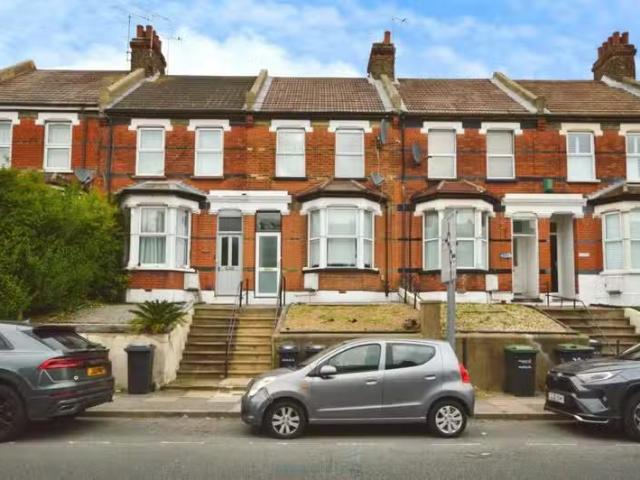 Deal! 2 BA 3 bedroom terraced house for rent in Old Road West.