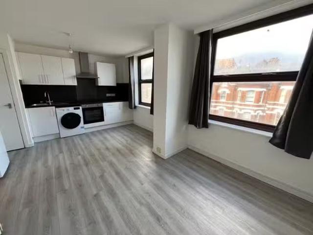 Nice 2 BA 3 bedroom apartment for rent in St Peters Road,,.