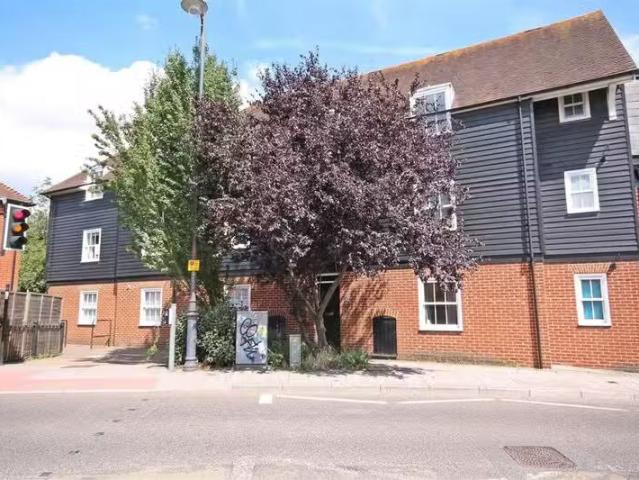 Cheap 2 BA 3 bedroom apartment for rent in Station Road West.