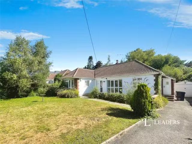 Cheap 2 BA 3 bedroom bungalow for rent in Winnards Close, West.
