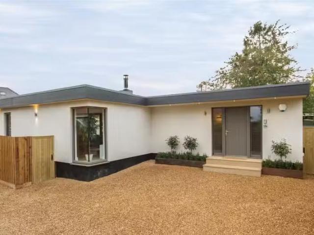 Cheap 2 BA 3 bedroom bungalow for rent in Station Road West, W.