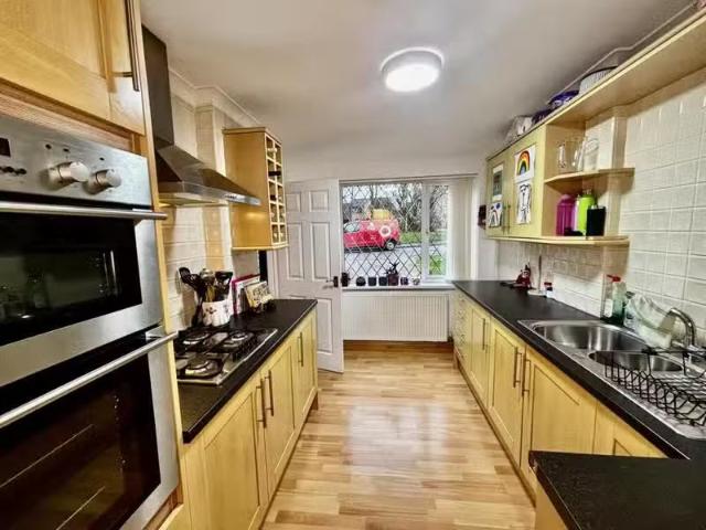 Rental! 2 BA 3 bedroom detached house for rent in 54 Ashleigh.