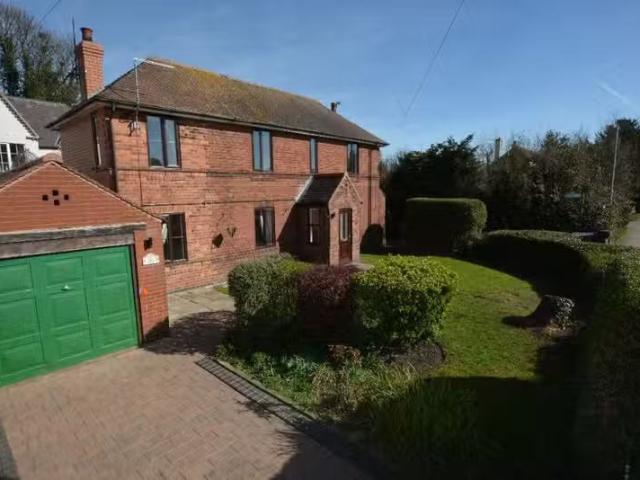Cozy 2 BA 3 bedroom detached house for rent in Church House, M.
