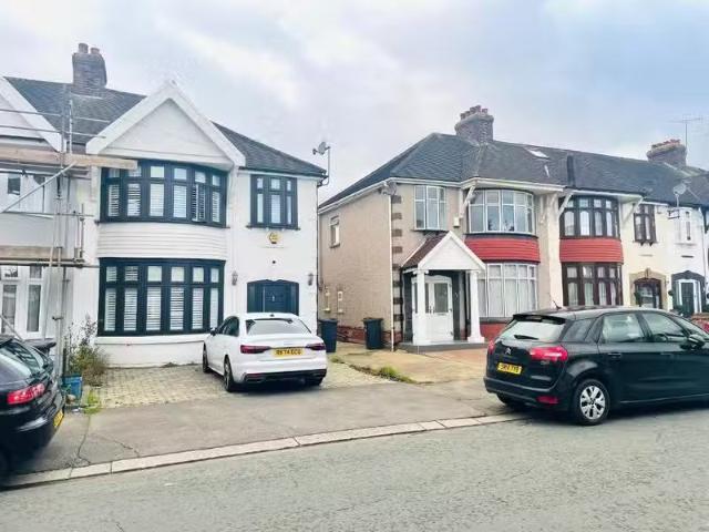 Nice 2 BA 3 bedroom detached house for rent in Sandhurst Drive.