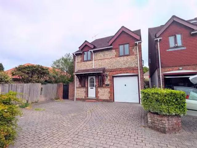 Cheap 2 BA 3 bedroom detached house for rent in Southview Road.