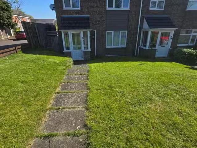 Nice 2 BA 3 bedroom end of terrace house for rent in Byron Way.