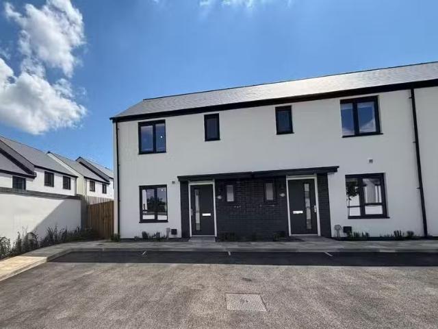 Cozy 2 BA 3 bedroom end of terrace house for rent in Jennings.