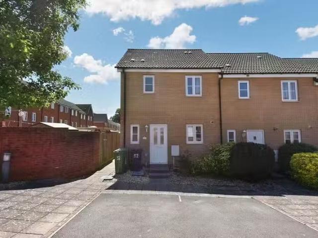 Charming 2 BA 3 bedroom end of terrace house for rent in River.