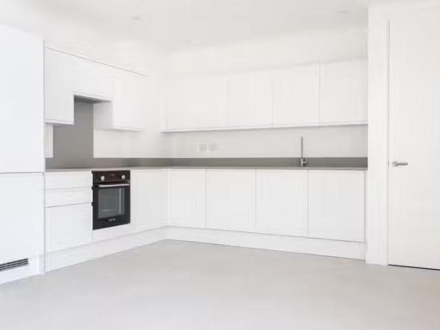 Cheap 2 BA 3 bedroom flat for rent in b Maybank Road, London.