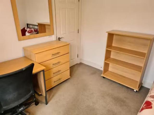 Cheap 2 BA 3 bedroom flat for rent in Flat 2, 43 Mill Road, Ca.