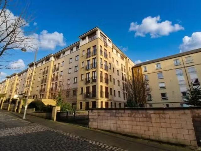 Deal! 2 BA 3 bedroom flat for rent in High Riggs, Edinburgh, EH3