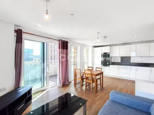 Cheap 2 BA 3 bedroom flat for rent in Ivy Point, Hannaford Wal.