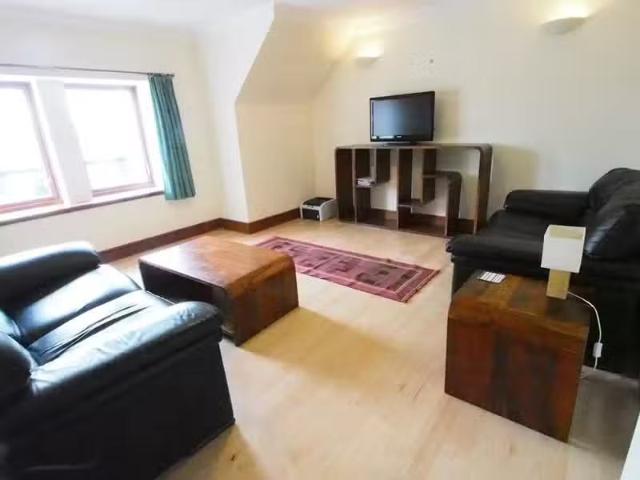 Charming 2 BA 3 bedroom flat for rent in Westburn Road, Aberde.
