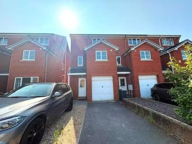 Cozy 2 BA 3 bedroom house for rent in Well Oak Park, EX2