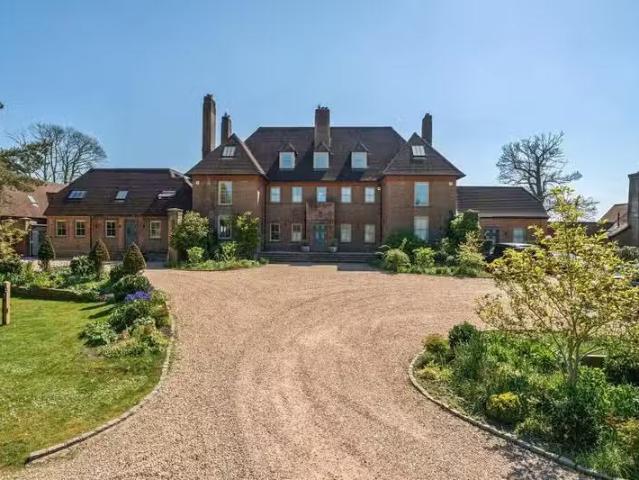 Unique 2 BA 3 bedroom house for rent in Petworth Road, Wormley.