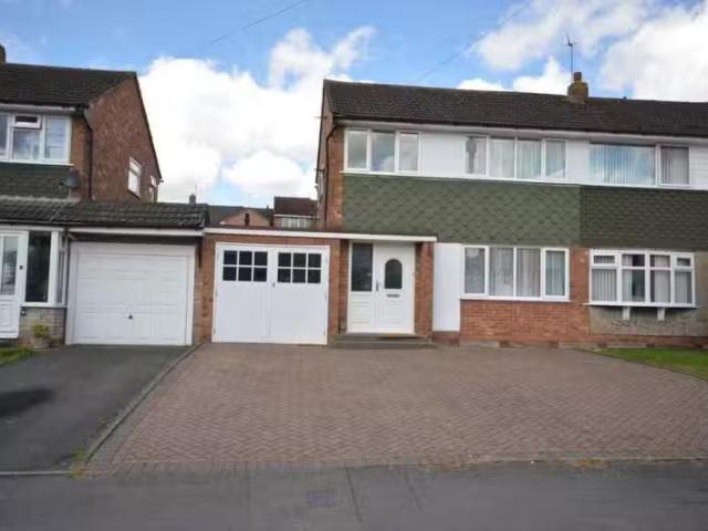 Cozy 2 BA 3 bedroom semi detached house for rent in Madeley Ro.