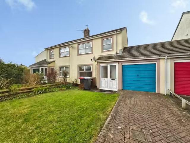 New 2 BA 3 bedroom semi detached house for rent in Meadow Clos.